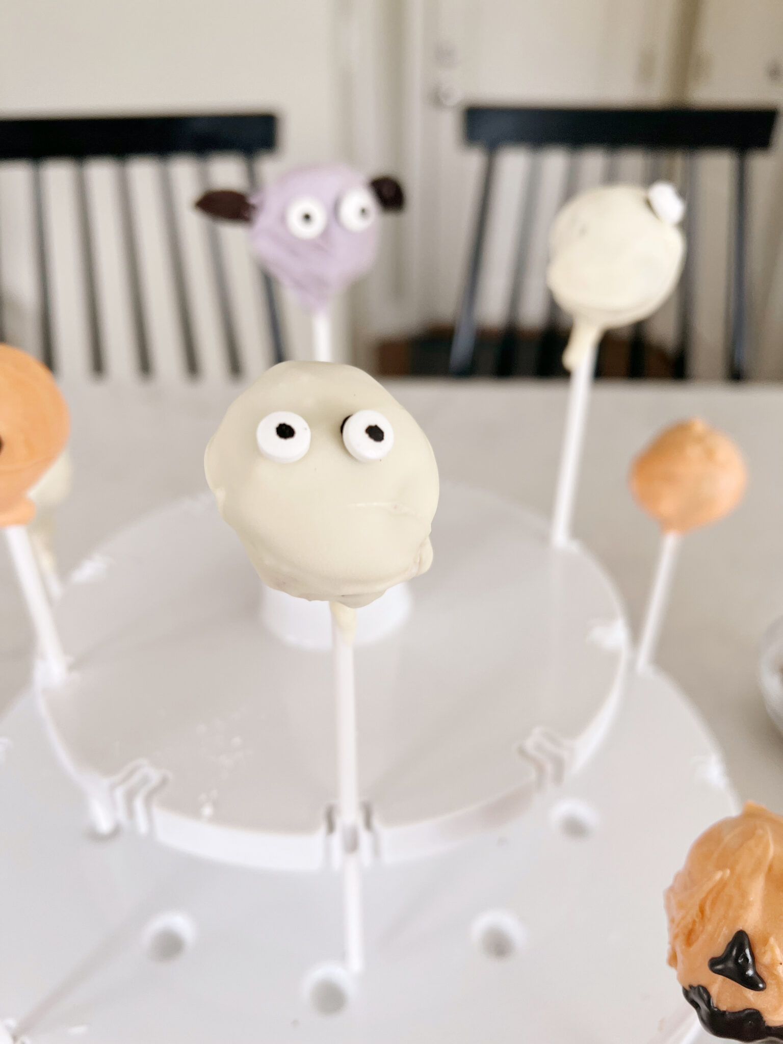 Halloween Cake Pops - traditionallycozy.com
