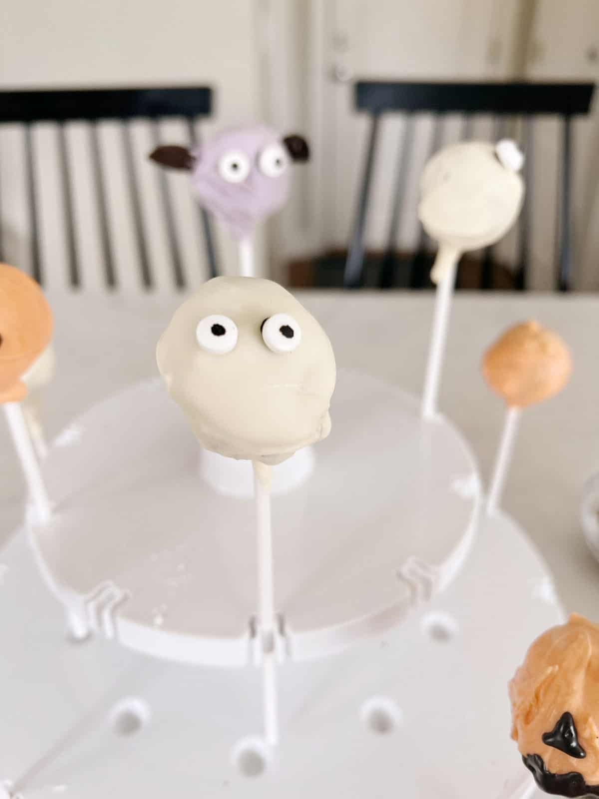 Halloween Cake Pops - traditionallycozy.com
