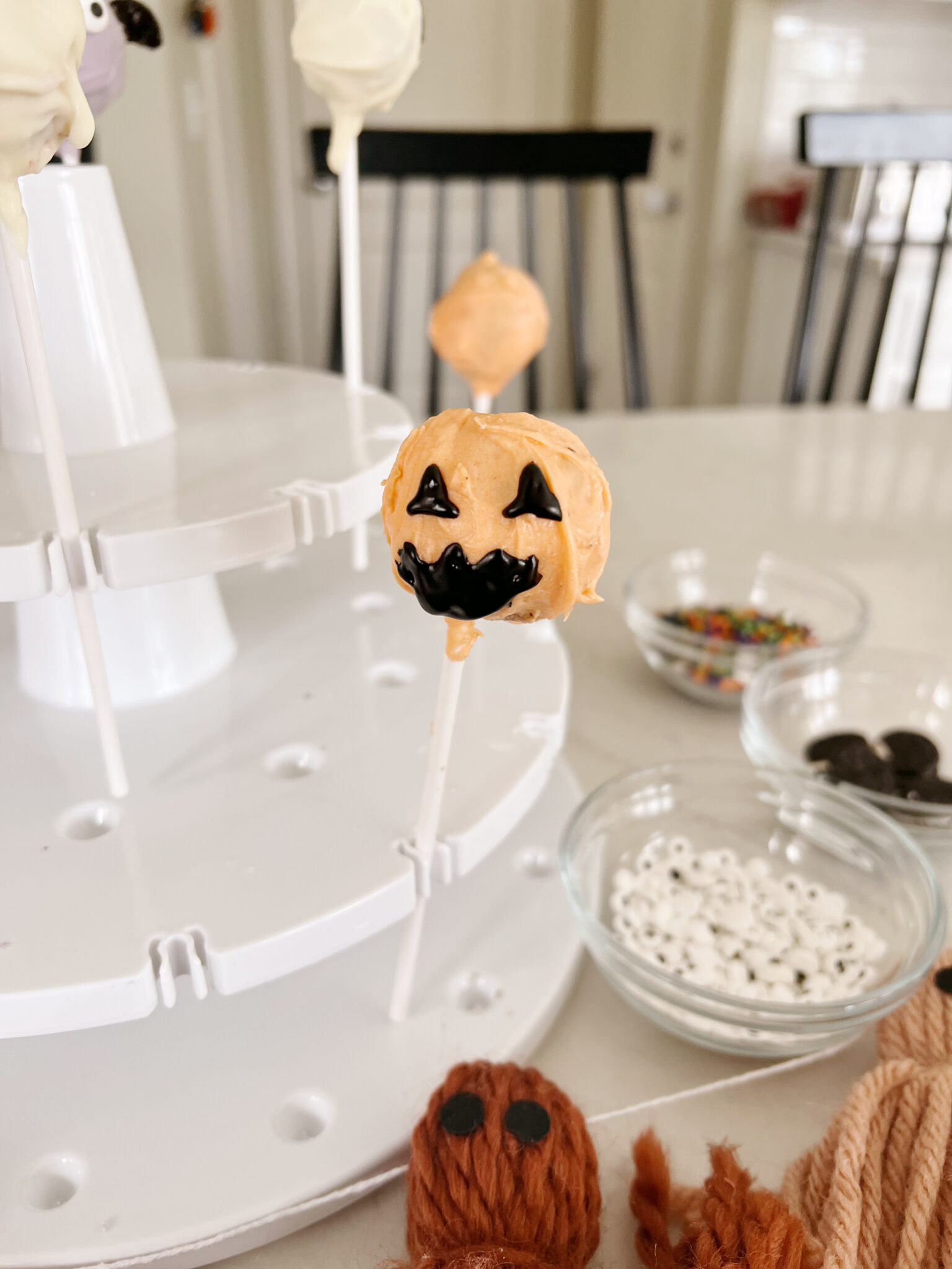 Halloween Cake Pops - traditionallycozy.com