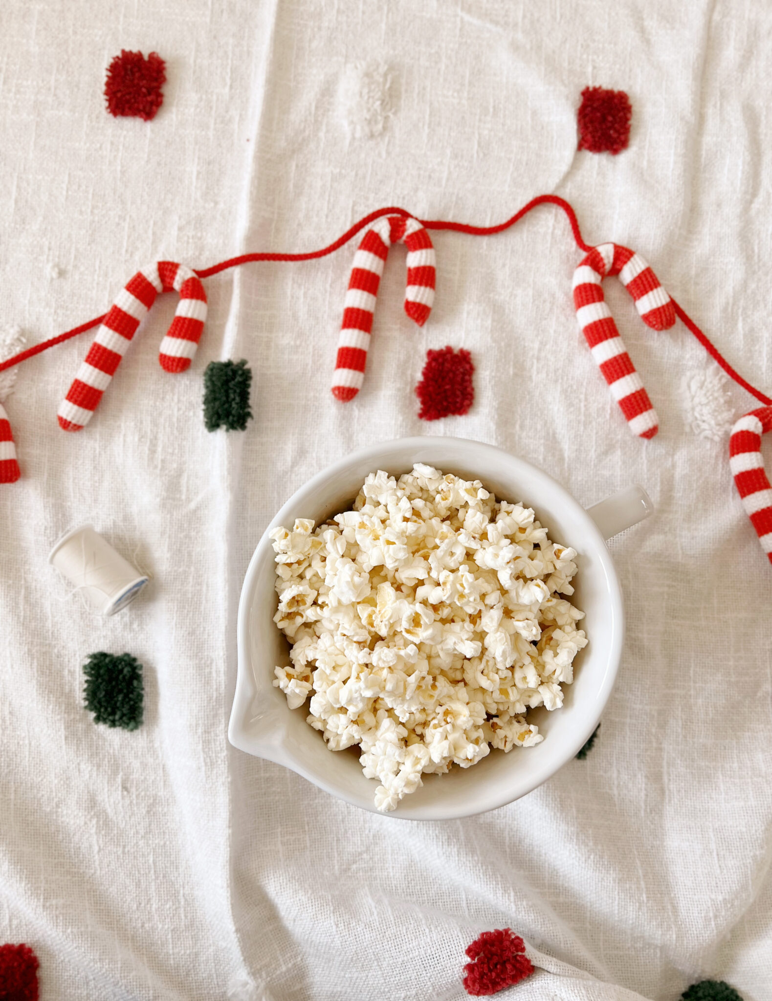 Make a Popcorn Garland for your Christmas Tree - traditionallycozy.com