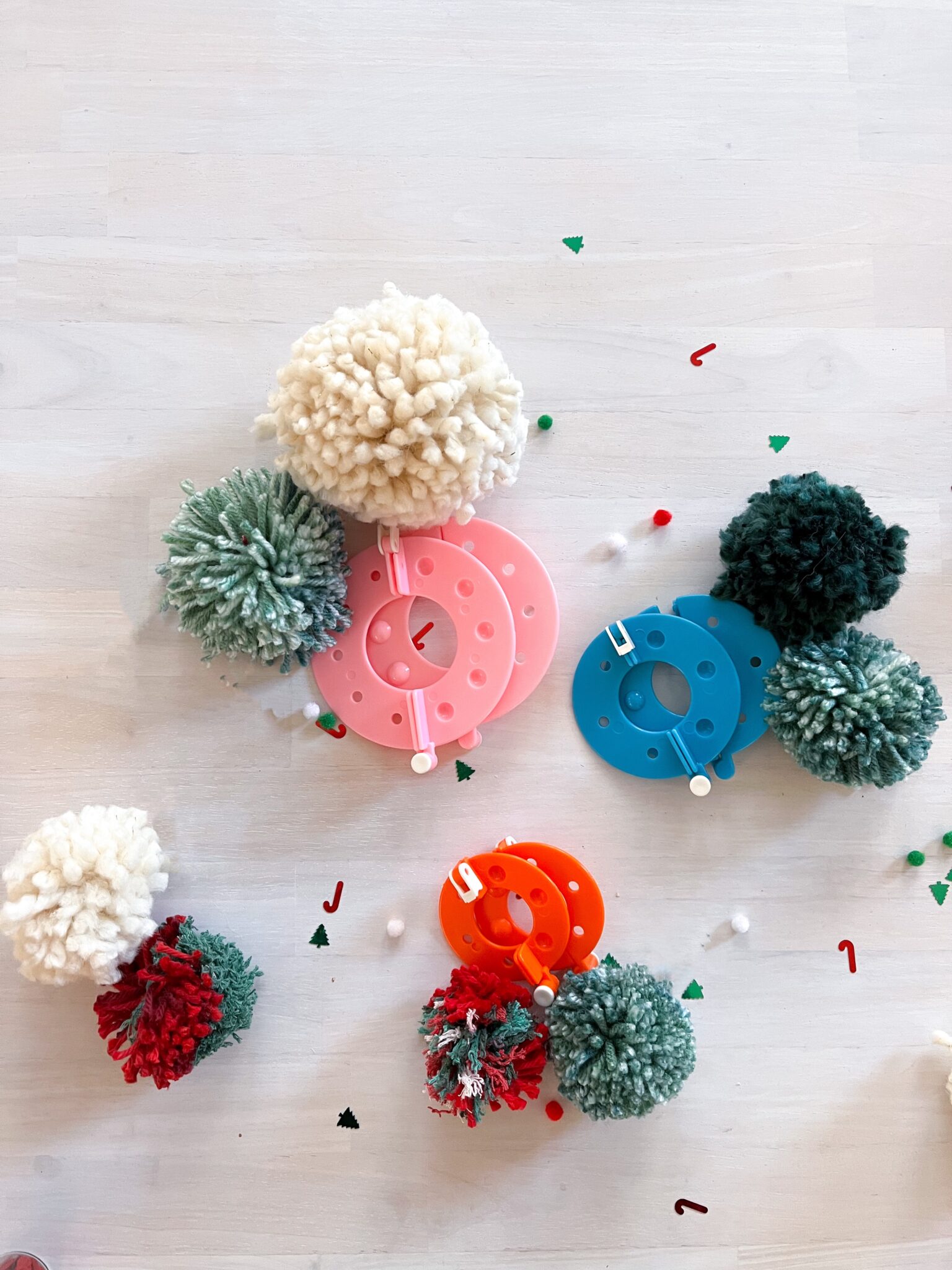 How To Use A Pom Pom Maker- Two Types! - traditionallycozy.com