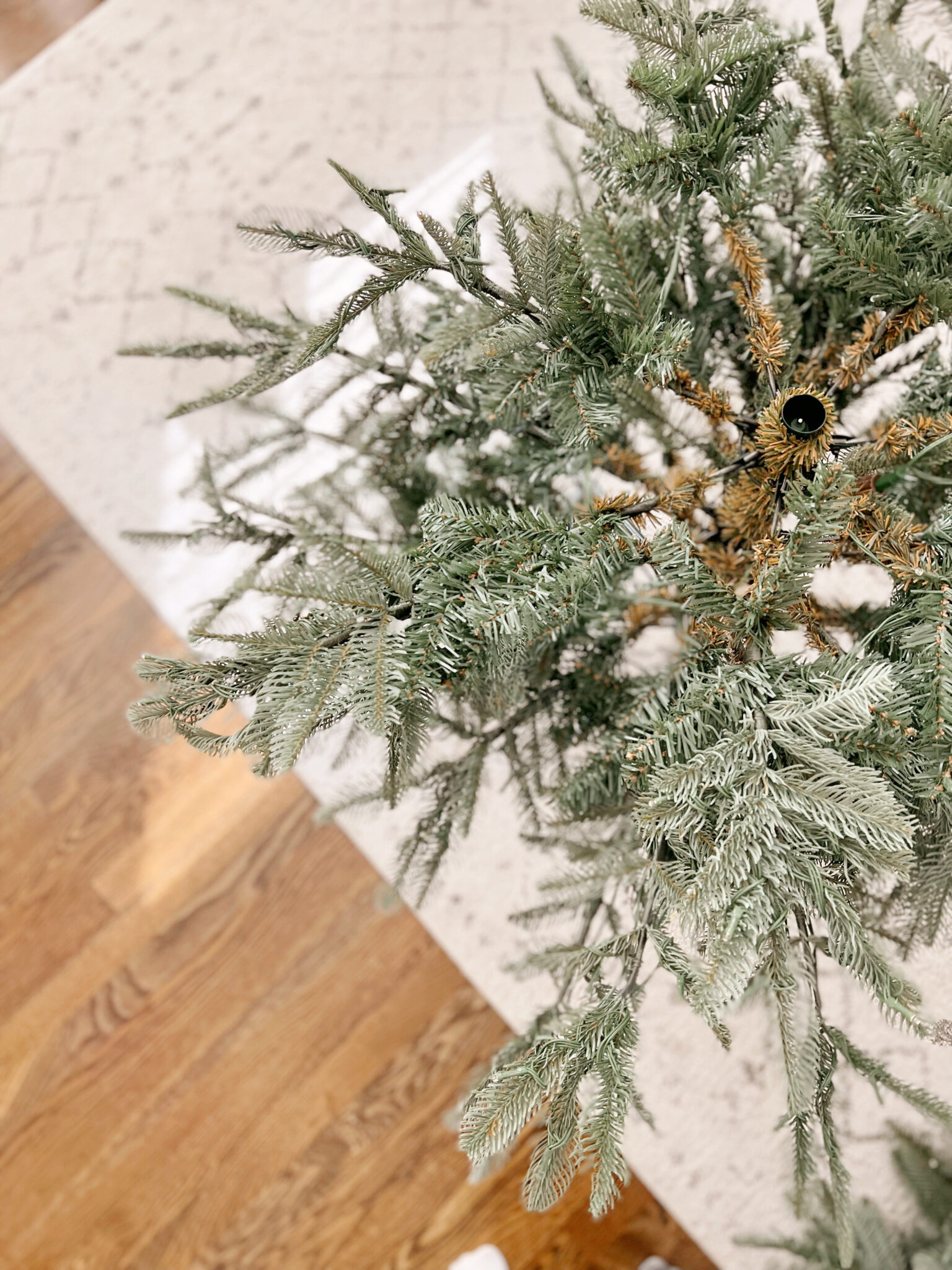 How to Fluff a Christmas Tree - traditionallycozy.com