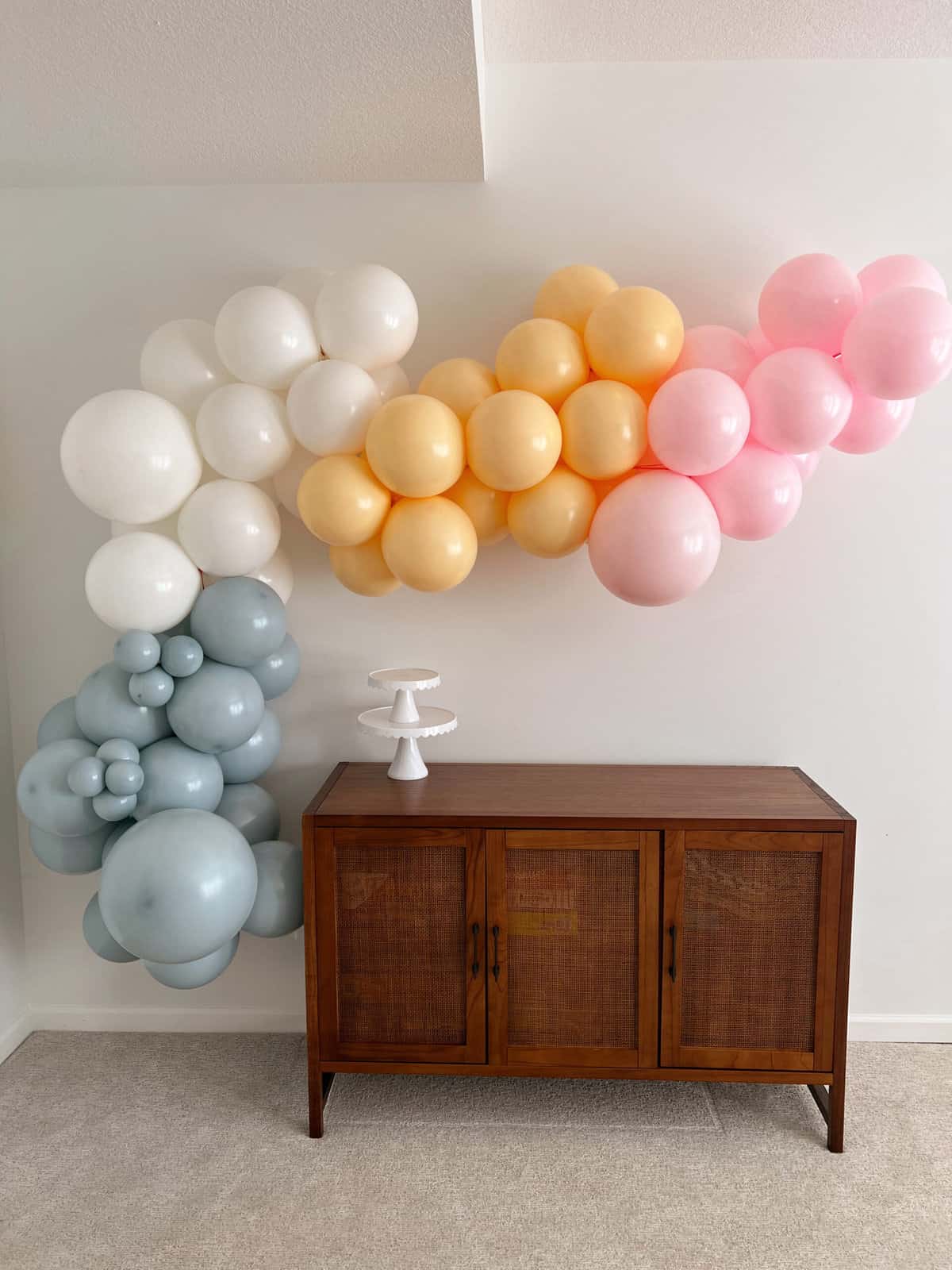 How to Make a Balloon Garland-a DIY Tutorial - traditionallycozy.com