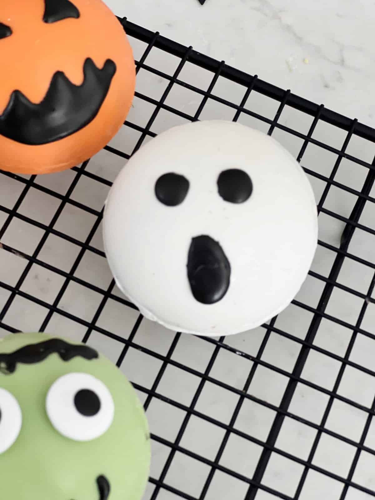 Halloween Hot Chocolate Bombs - traditionallycozy.com